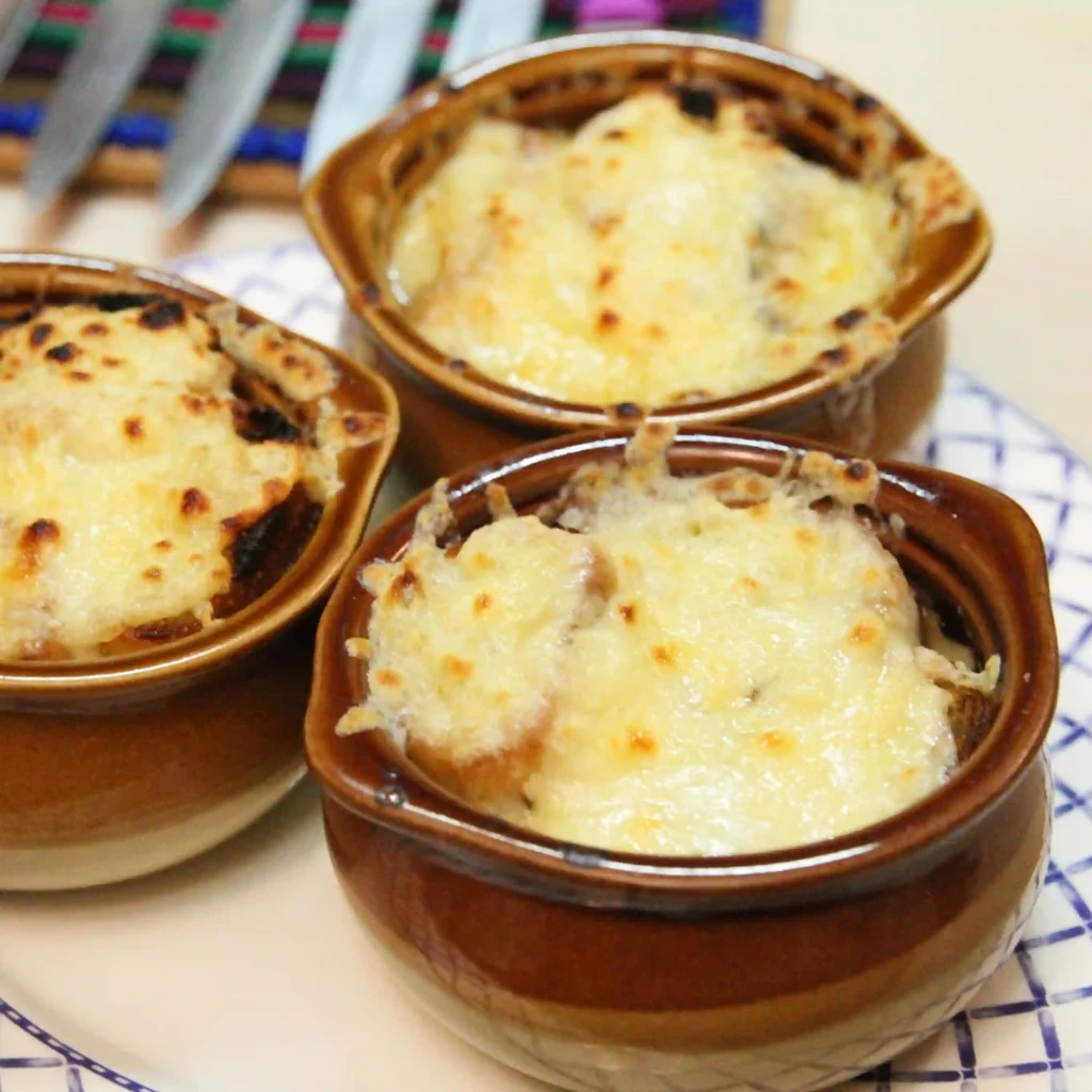 Soupe à l’oignon gratinée – Recette française traditionnelle et facile
