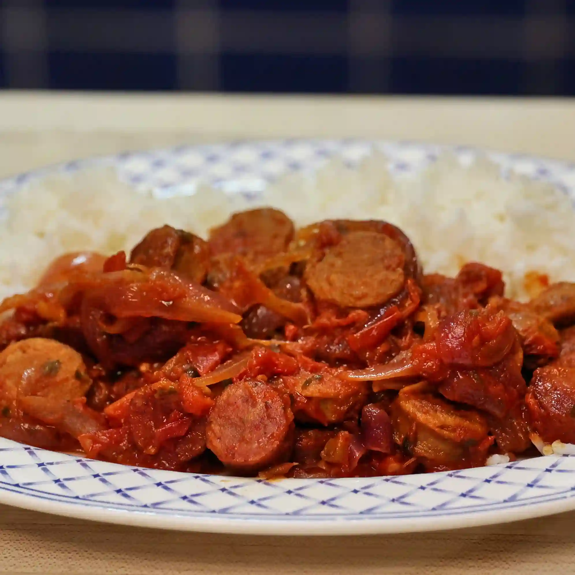 Rougail Saucisses Réunionnais – Recette Authentique et Facile