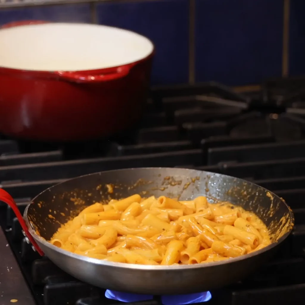 Creamy Tomato Pasta – Garlic & Heavy Cream (Easy)