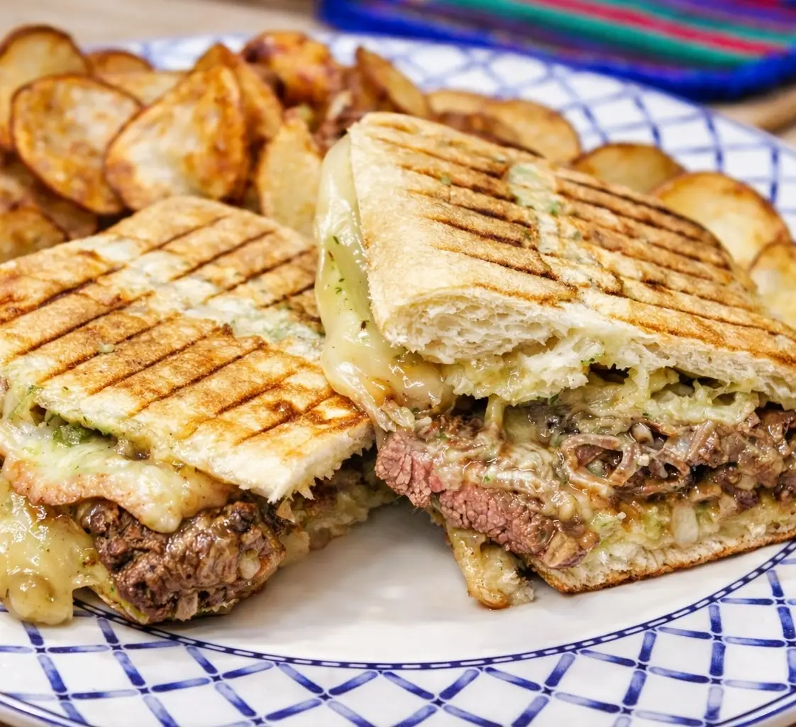 Panini au steak avec sauce froide à l’estragon (style béarnaise) et ...