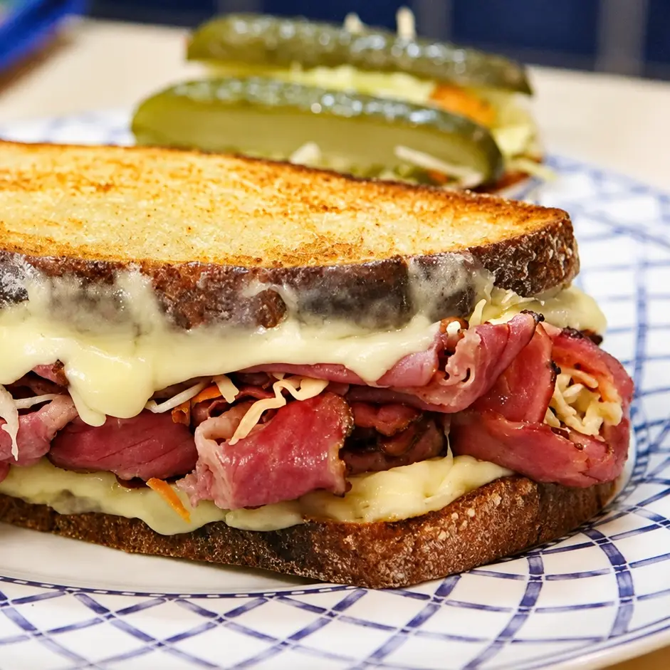 Sandwich Reuben québécois au smoked meat, fromage fondu et salade de ...